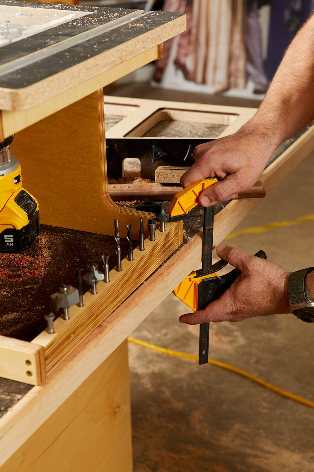 Router table with router store